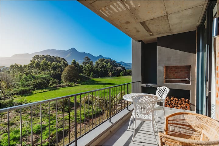 'Chic' , New Urban Apartment With Great Views - George