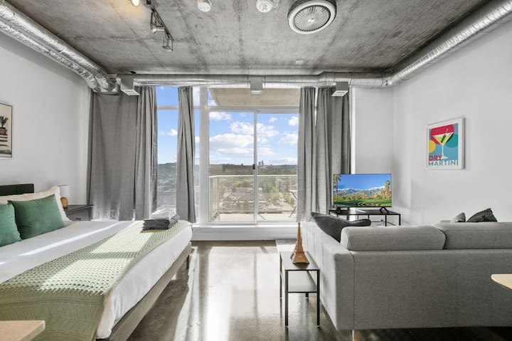 Bright Studio | Mins To Stampede| Skyline Views - Mount Royal University