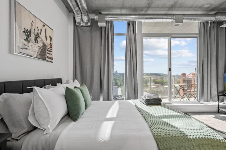 Bright Studio | Mins To Saddledome | Skyline Views - Calgary