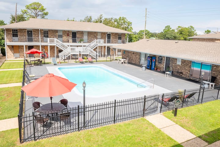Charming 2br Lake Front Apartment - Gulfport, MS