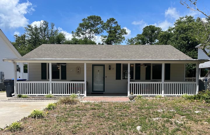 Cozy Beach House - Oak Island, NC