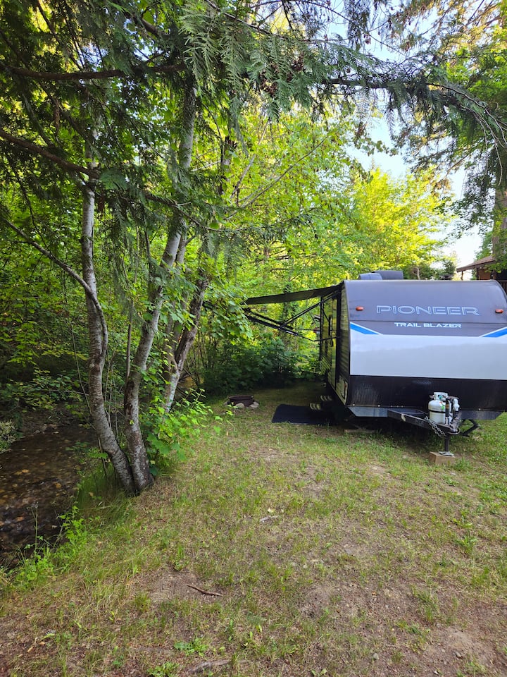 17' Trailer Rental Alongside The Creek - Blind Bay