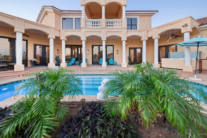 Palace Vacay | Lake, Heated Pool, Boat & Spa - United States