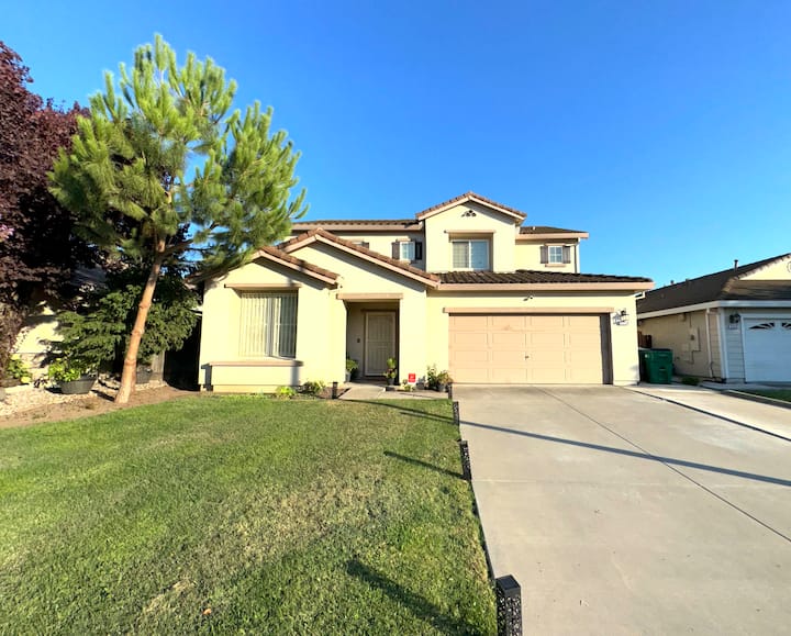 Spacious Family Home, Beautiful Yard & Game Room - Stockton, CA
