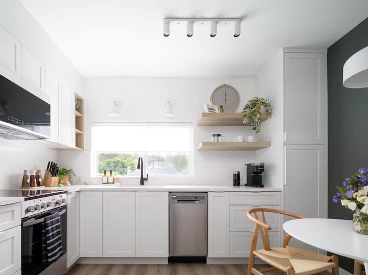 Newly Reno'd Cozy Burrard Studio - Vancouver