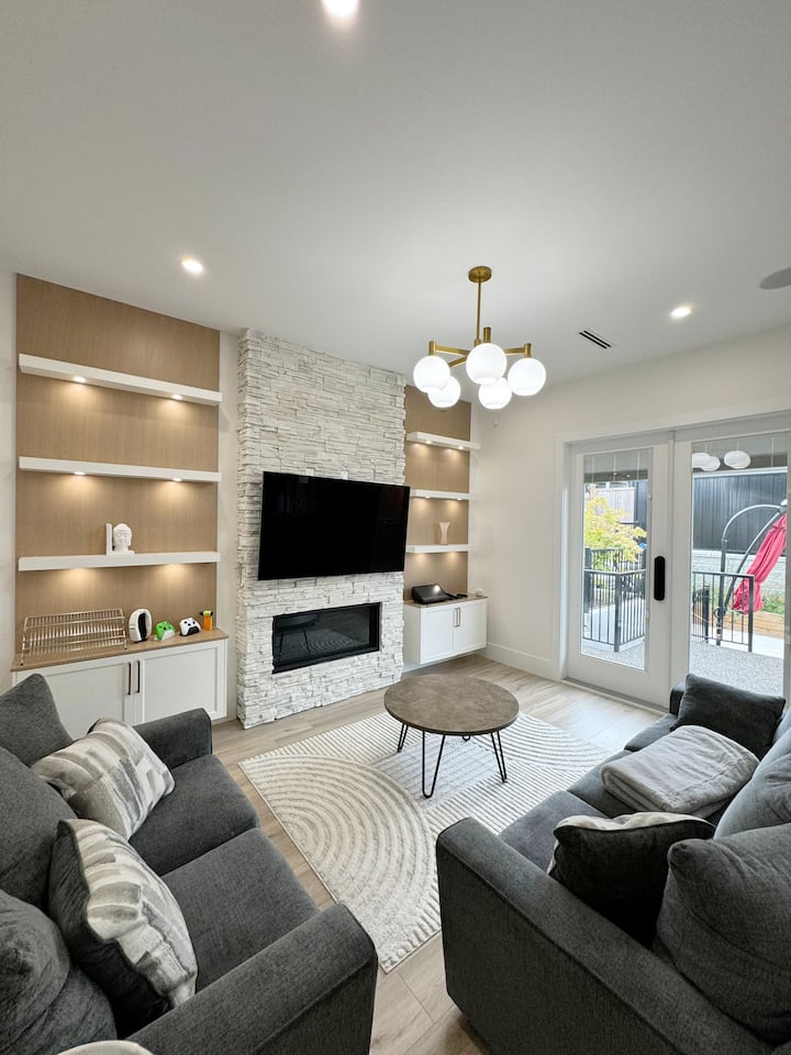 5 Br Brand New Luxurious White Rock Spacious Home - White Rock