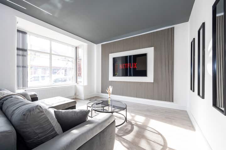 Modern Bolton Home | Games Room & Cinema Lounge - Bolton