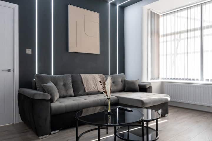 Sleek Retreat – Games Room & Cinema Lounge - Bolton