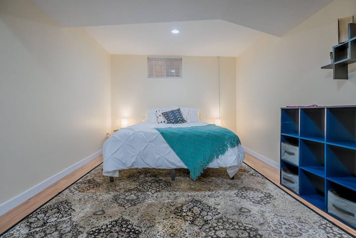 Spacious & Bright Home On A Quiet Street! - Denver, CO