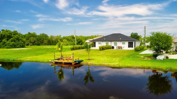Waterfront Family Getaway, Sleeps 14 , 9 Beds - Englewood