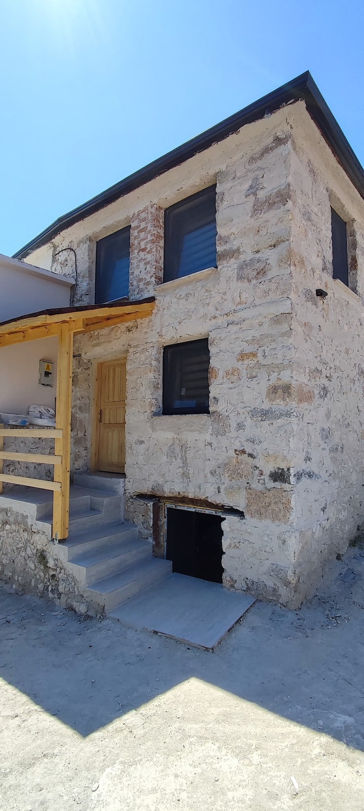 Begonvil Evleri, Tarihi Taş Ev - Karaburun