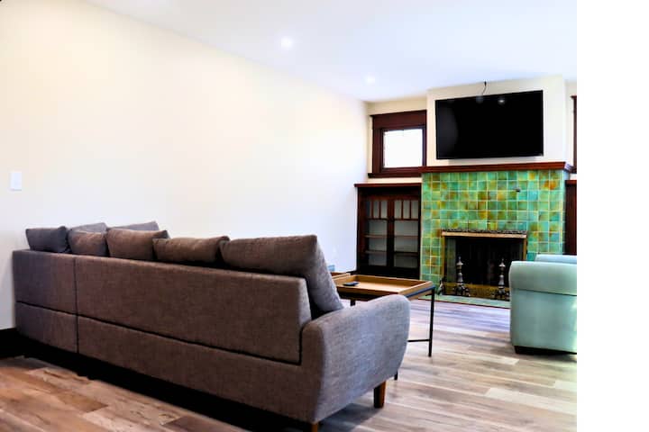 King Bed-driveway Parking-work Space-private Porch - Buffalo, NY