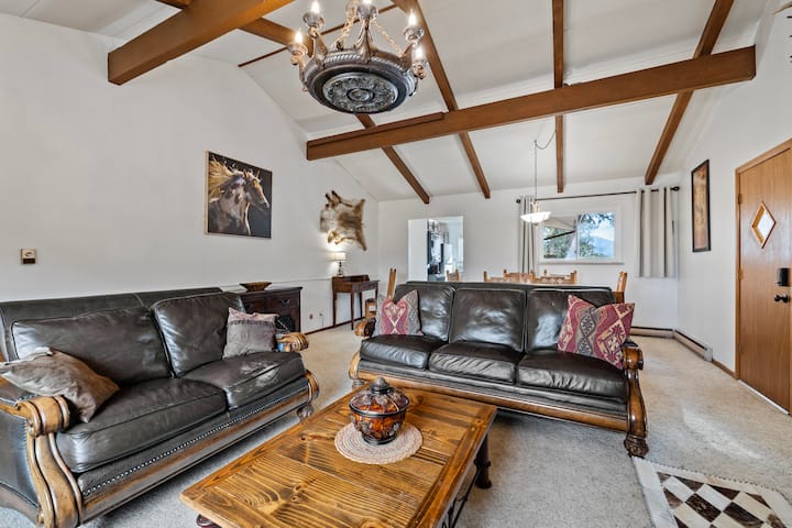 Updated W/ New Hot Tub: Private 3br Views 2 Acres! - Estes Park, CO