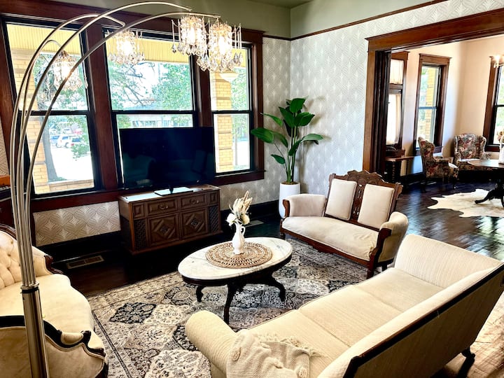 Bouquet Suite Room Rental - Mount Pleasant, TX