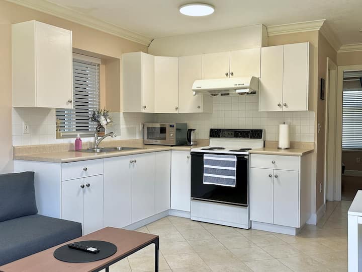 Bright & Clean Ground Floor Suite In Vancouver - Burnaby