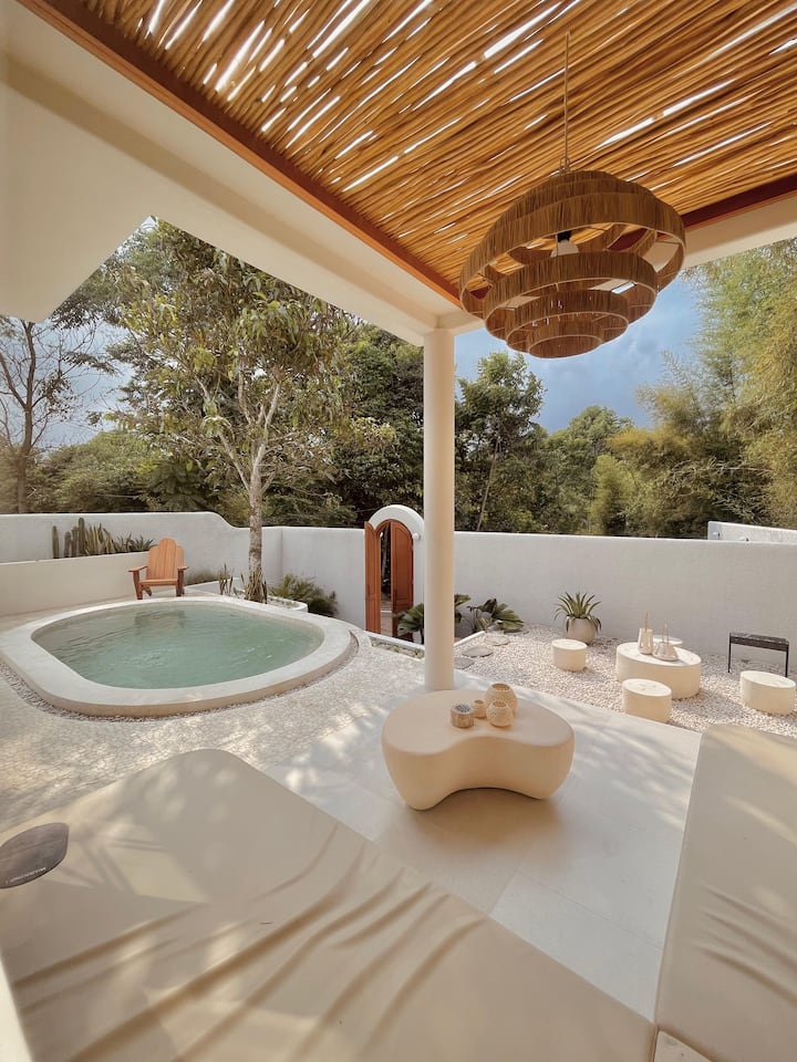 Villa Molly - Bogor Private Luxurious Staycation - Cisarua