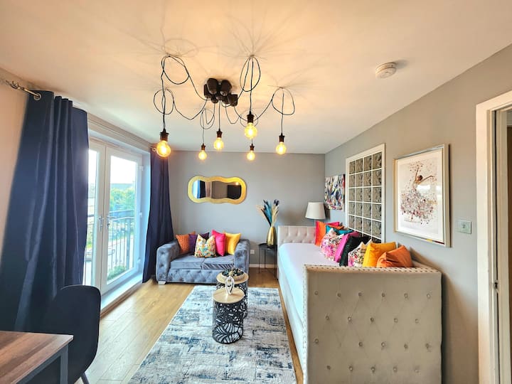 2 Bed Apt With 4 Beds & Parking - Edinburgh