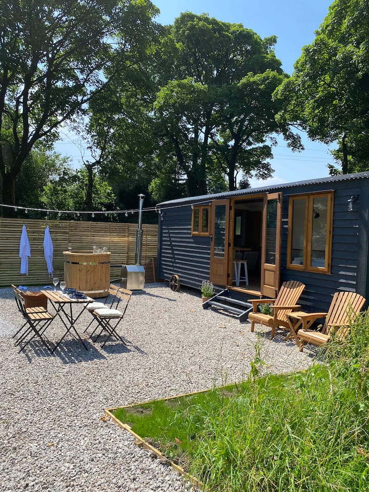 Luxury Hut + Hot Tub Near Todmorden/hebden Bridge - Yorkshire