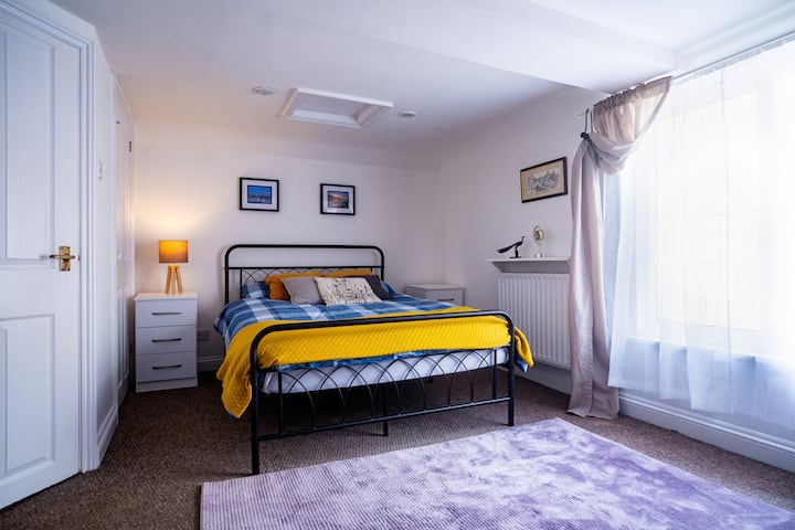 Coastal Terrace Retreat: 2 Bedrooms, Free Parking - Blue Reef Aquarium Portsmouth