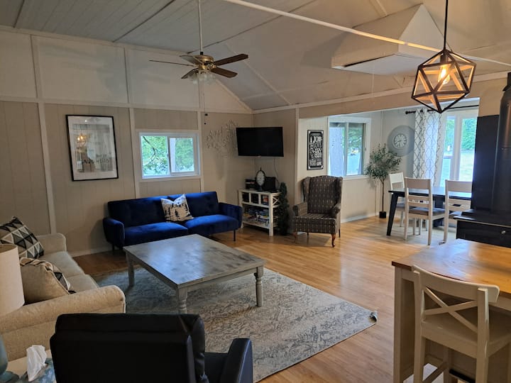 Cottage On Mcquaby Lake - Ontario 60