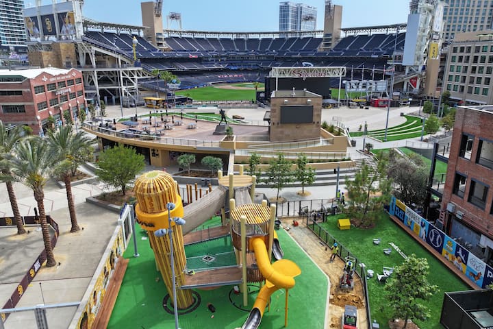Steps To Petco Park | 1br + Parking | Sleeps 4 - San Diego, CA