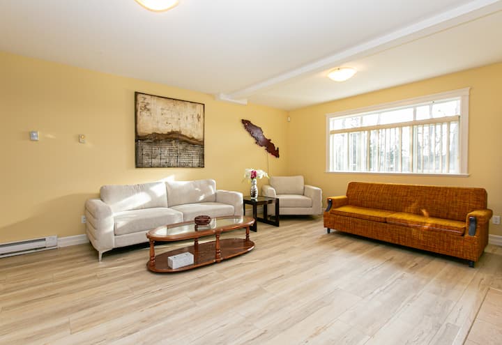 2 Br Spacious Ground Level Suite - Saanich