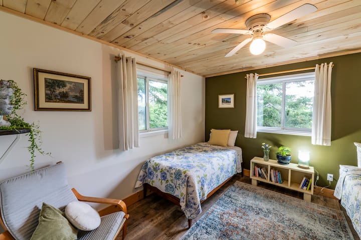 Room @ The Seed Lodge - Meaford