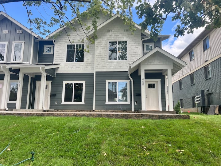 408 Entire 3 Bedroom Townhouse - Iowa City, IA