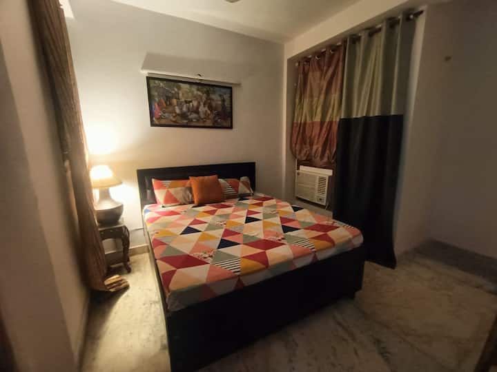 Charming 1bhk Fully Furnished Flat In South Delhi - Delhi