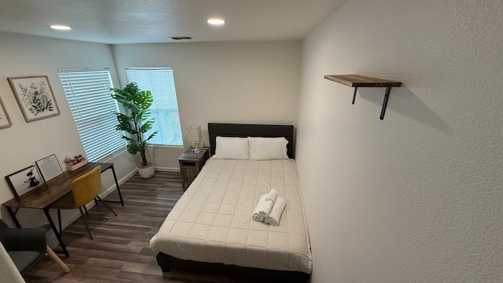 Private Queen Room Near Dt Sac, Airport & Shopping - Sacramento, CA
