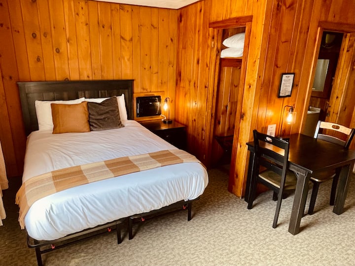 Waters Edge Lakefront Standard Room 18 - Lake George
