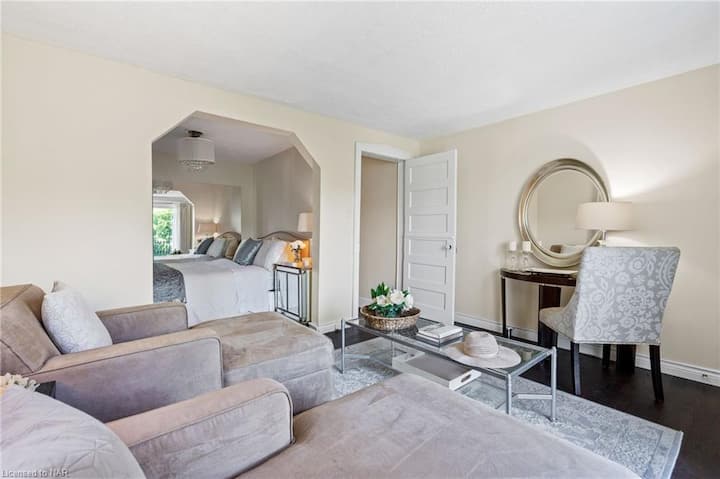 Luxury B&b Suite With Terrace & Seasonal Lakeviews - Niagara-on-the-Lake