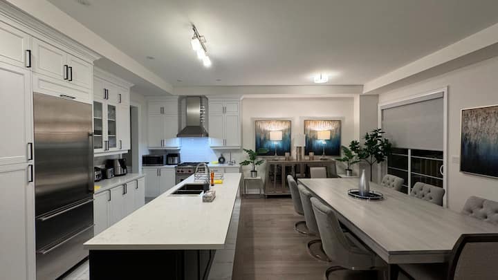 Angus Glen Golf Mansion | Sleeps 20 | 12 Beds - Pickering