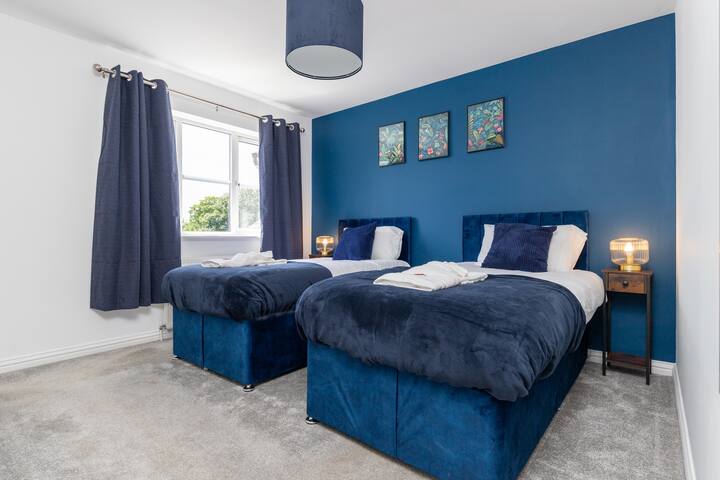 Entire 3 Bed House - Contractor's, Families & More - Stevenage
