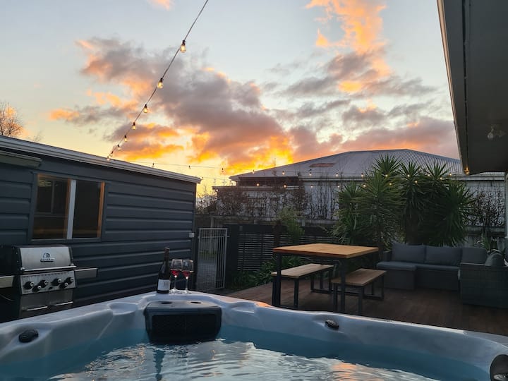 Magic On Malcolm - Spa & 4x Bikes Available - Martinborough