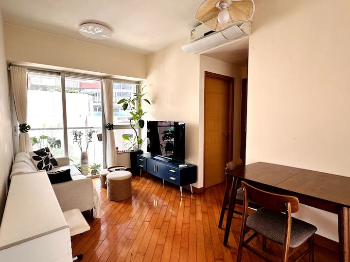 Lovely Flat With Balcony In Sheung Wan, 5' Mtr - South Island