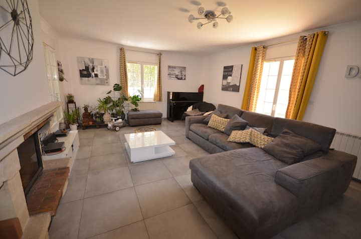 Maison 7 Pièces, 4 Chambres Avec Piscine - Aigues-Mortes