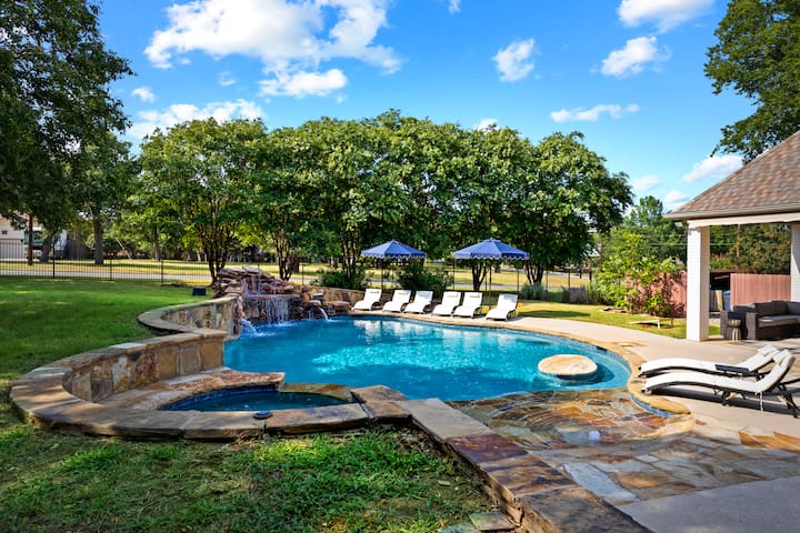 Epic Backyard Resort | Huge Pool, Hot Tub, Firepit - Lake Worth - Fort Worth