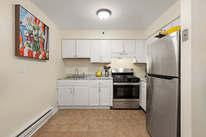 Large Private Room W/balcony/wifi/desk/mins To Nyc - Hoboken, NJ