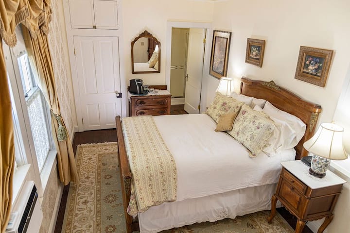 Downtown Hotel | China Bar | No Cleaning Fee - Weaverville, CA