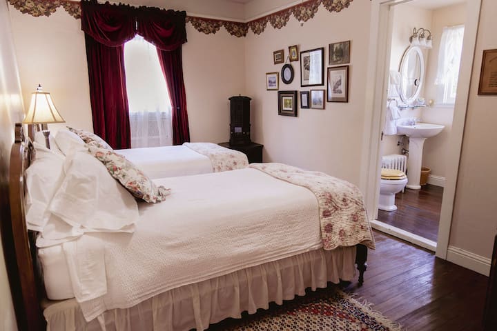Hotel | Brown Bear | Clawfoot Tub |No Cleaning Fee - Weaverville, CA