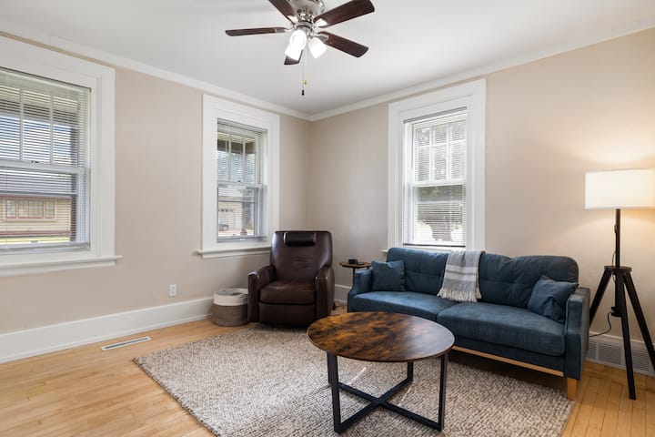 Downtown. Sleeps 6 Close To Road America - Elkhart Lake, WI
