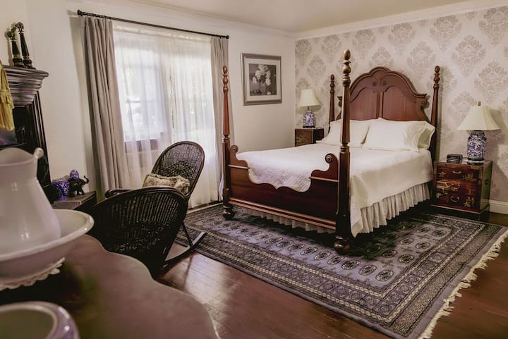 Hotel | La Grange | Kitchenette | Jetted Tub - Weaverville, CA