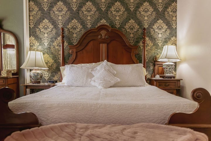 Hotel | Bully Choop | Jetted Tub | Fireplace - Weaverville, CA