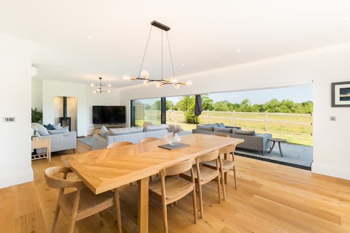 Brilliantly Modern & Spacious 4 Bed Family Home - Warwick