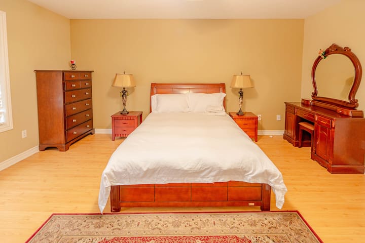 Quiet 2-bedroom Unit Near Kipling Metro - 256