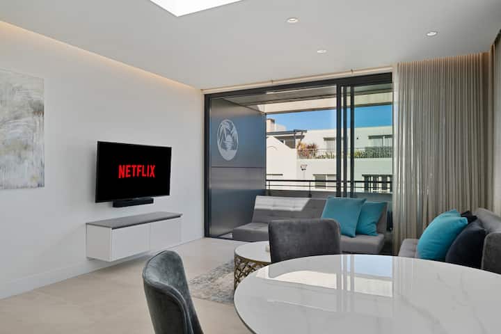 Sleek 1br Apartment W/ Skylight Near Coogee Beach - Coogee