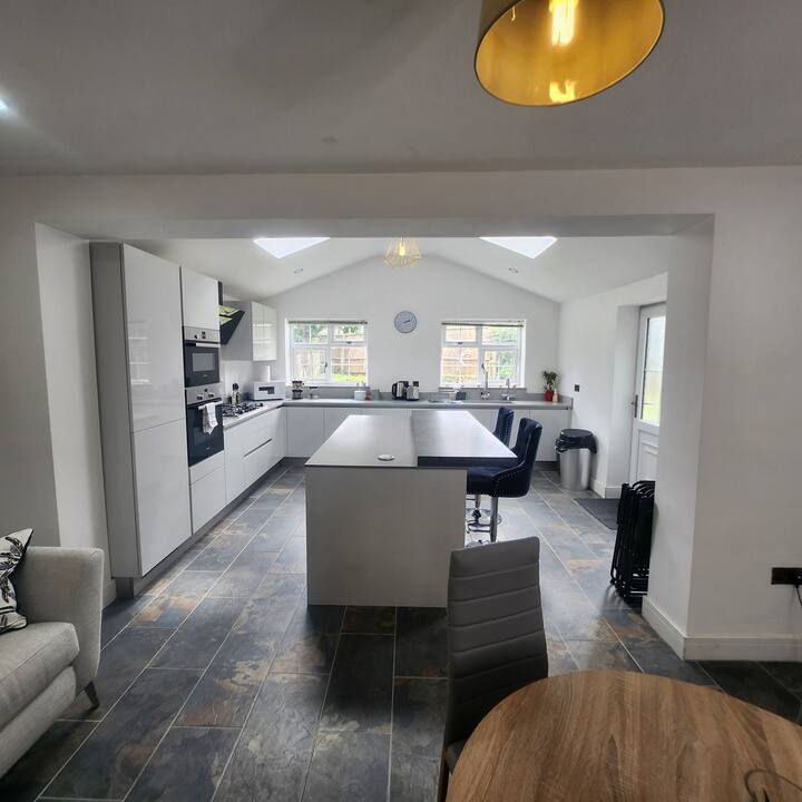 Modern 4br House - Parking Near Jlr Wolverhampton - Wolverhampton