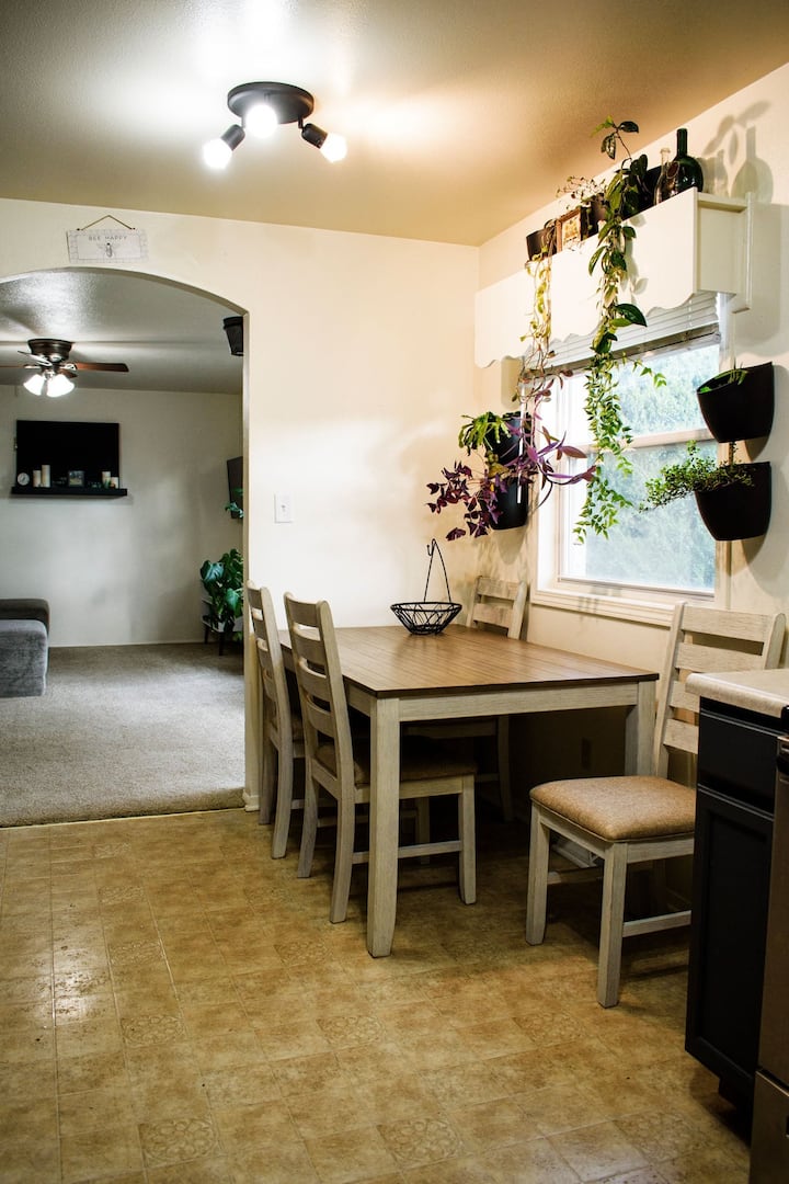 Cozy Family Home Fast Wi-fi, Fenced Yard Near I-90 - Rapid City, SD