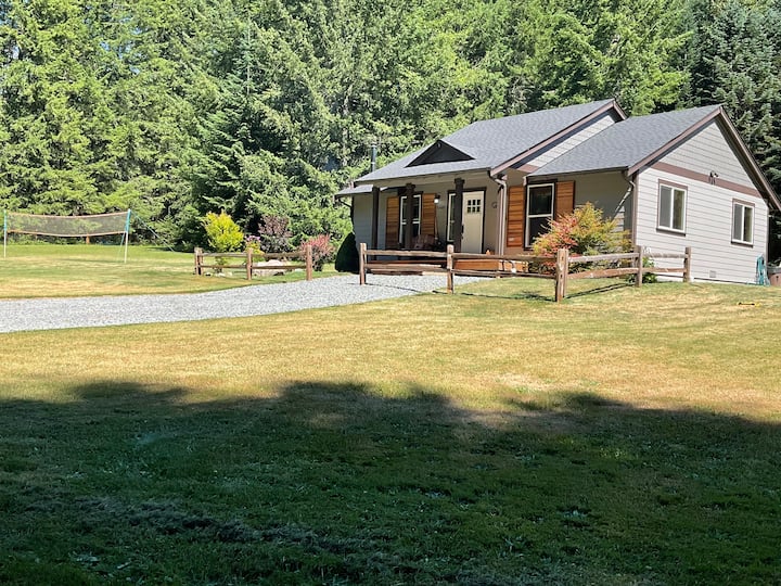 Wily Coyote Cabin, Hot Tub, On 3 Acres - Ashford, WA
